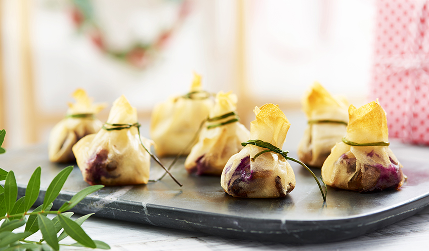 Farcellets de massa brick amb nabius, formatge brie i ceba caramel ...